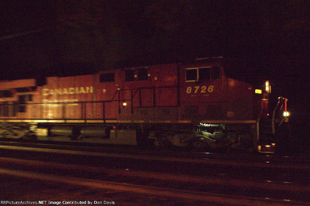 CP ES44AC 8726 leads Q417-19